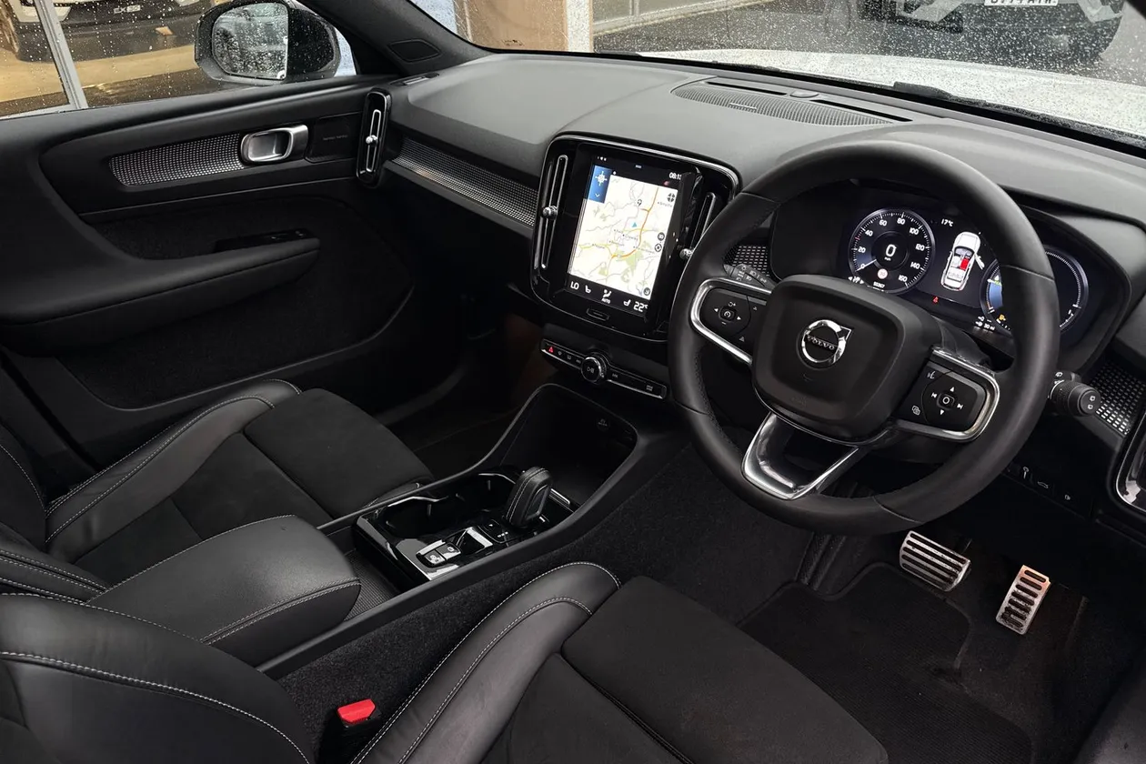Used 2022 Volvo XC40 R DESIGN Pro CF22FPK | Harwoods Volvo, Crawley