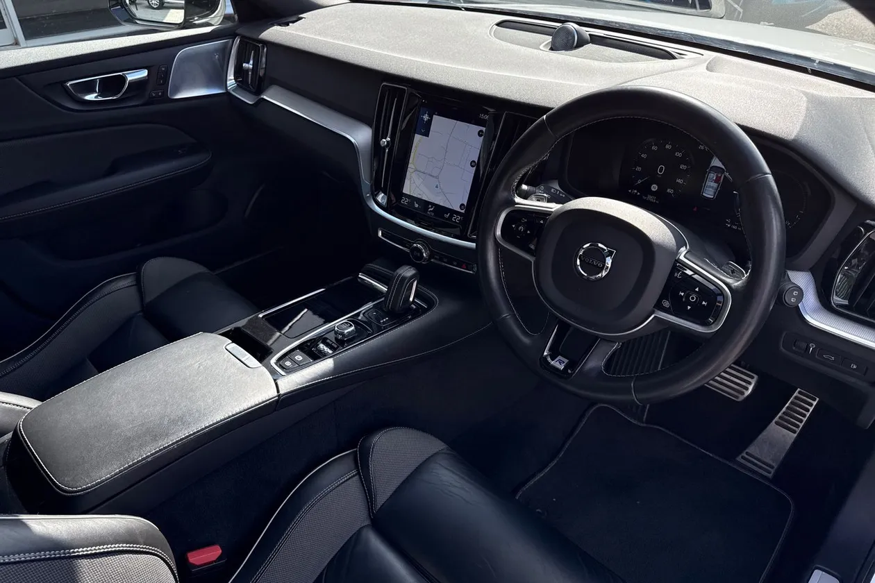 Used 2020 Volvo V60 R DESIGN Plus RE70BNF | Harwoods Volvo, Crawley